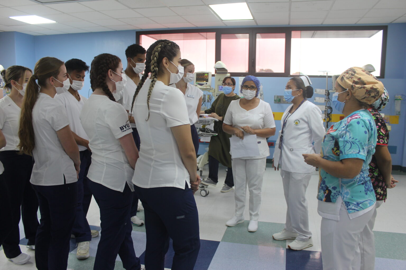 Estudiantes de Enfermería de la Universidad de Brigham Young realizan ...