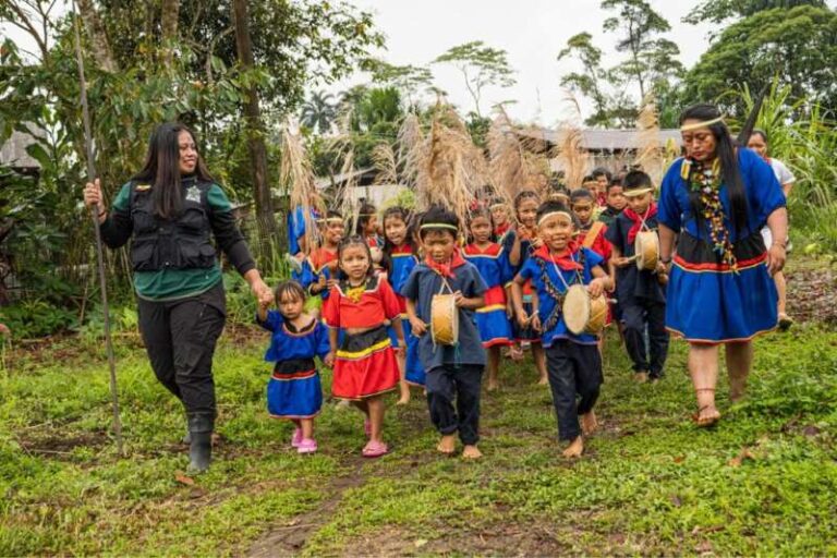 Niñas y niños de la Escuela Río Cofanes de la nacionalidad indígena A’I ...